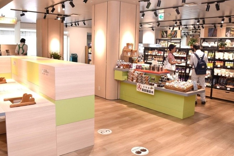 中山峠・道の駅 加森観光の土産物店オープン こだわりの道内商品ずらり