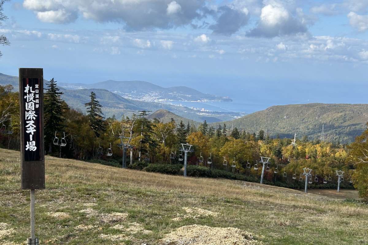 紅葉はもうピーク！ 札幌の名所・定山渓を再訪〈10/12〉～山頂は真っ盛り、温泉街もまもなく見ごろ - TripEat北海道