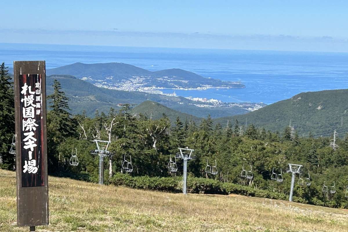 紅葉はもうピーク！ 札幌の名所・定山渓を再訪〈10/12〉～山頂は真っ盛り、温泉街もまもなく見ごろ - TripEat北海道