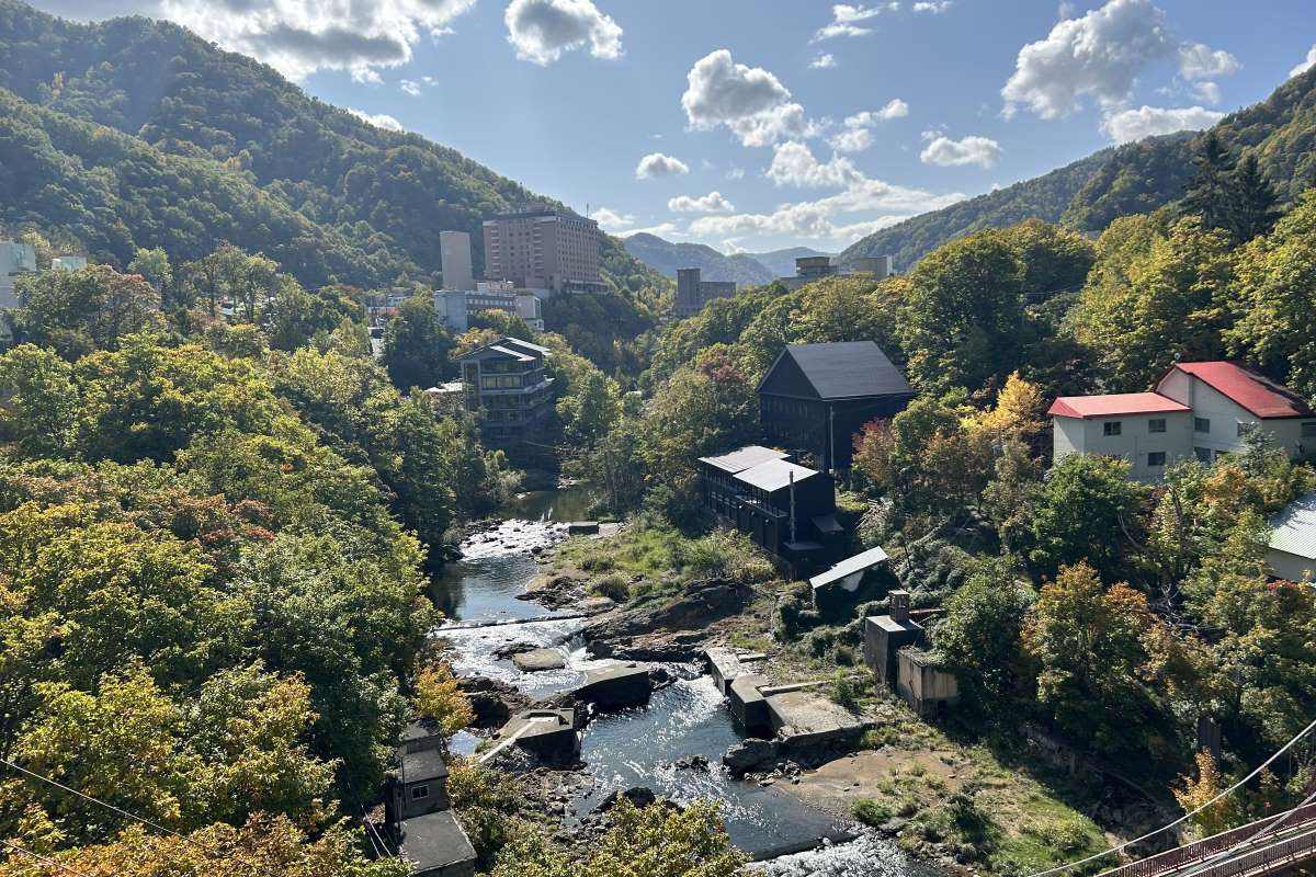 紅葉はもうピーク！ 札幌の名所・定山渓を再訪〈10/12〉～山頂は真っ盛り、温泉街もまもなく見ごろ - TripEat北海道