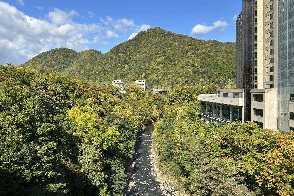 紅葉はもうピーク！ 札幌の名所・定山渓を再訪〈10/12〉～山頂は真っ盛り、温泉街もまもなく見ごろ - TripEat北海道