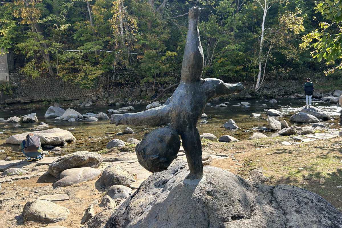 紅葉はもうピーク！ 札幌の名所・定山渓を再訪〈10/12〉～山頂は真っ盛り、温泉街もまもなく見ごろ - TripEat北海道