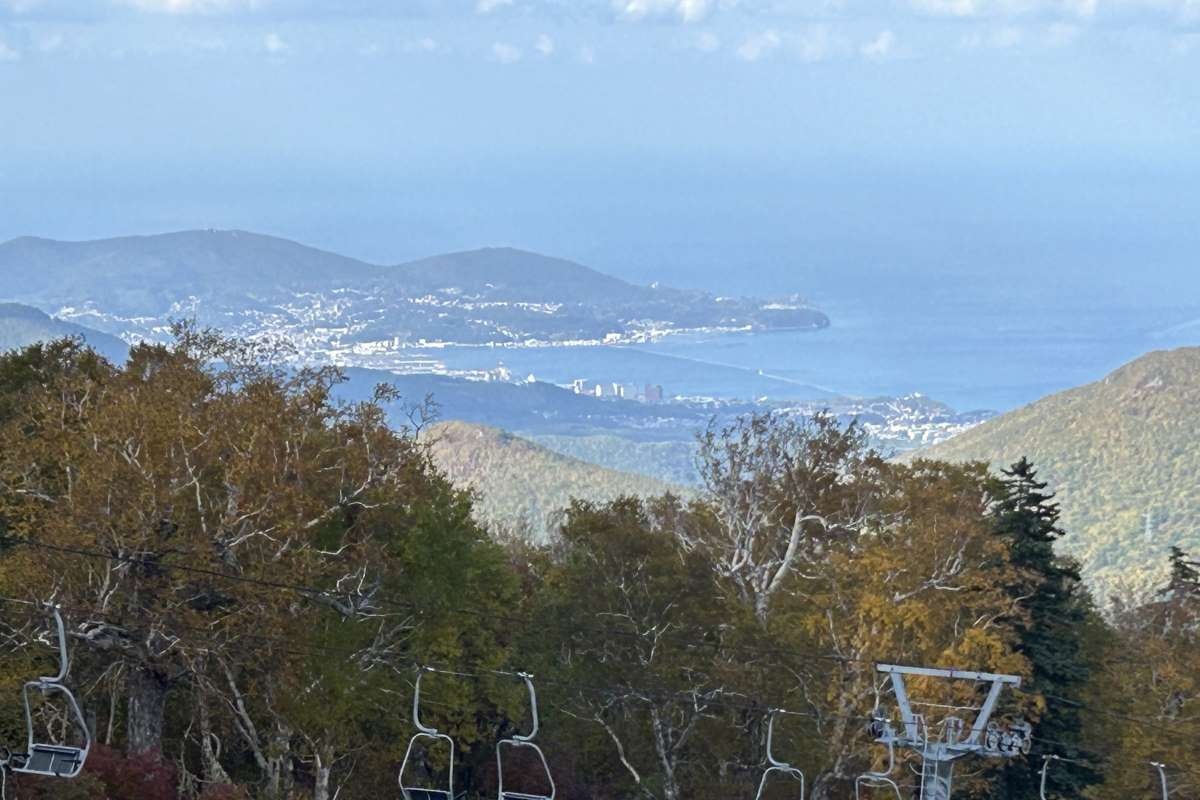 紅葉はもうピーク！ 札幌の名所・定山渓を再訪〈10/12〉～山頂は真っ盛り、温泉街もまもなく見ごろ - TripEat北海道