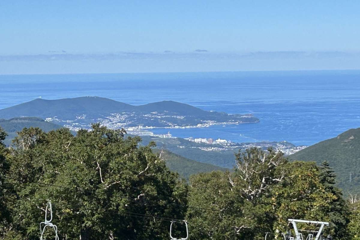 紅葉はもうピーク！ 札幌の名所・定山渓を再訪〈10/12〉～山頂は真っ盛り、温泉街もまもなく見ごろ - TripEat北海道