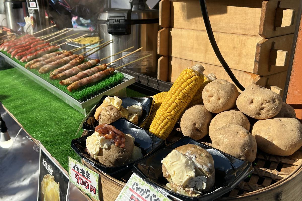 「雪まつりグルメ」楽しもう！大通会場出店の飲食ブース紹介～雪像見ながらフード味わいお腹も満足 - TripEat北海道