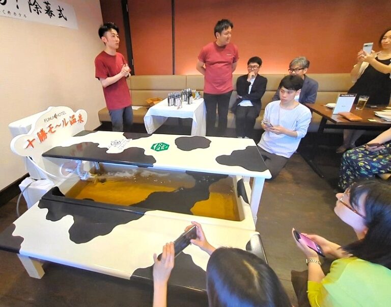 モール温泉 足湯届けます＊北海道・帯広市のふく井ホテルが出張事業＊牛柄で十勝イメージ＊イベントなどで魅力PRへ - TripEat北海道