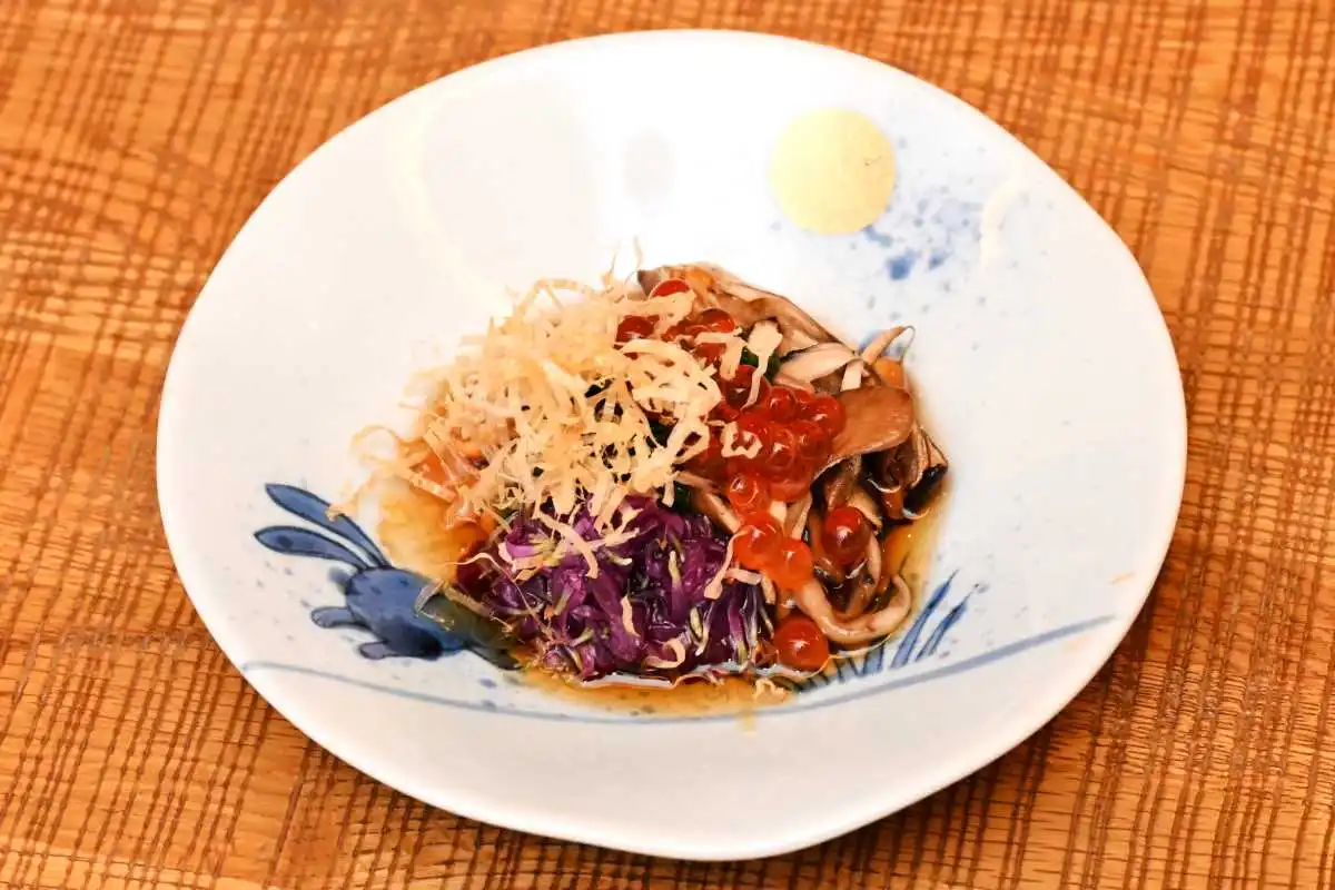 〈旬！を味わう〉キノコ 手軽に和食で＊手で裂いて味染み込ませる - TripEat北海道